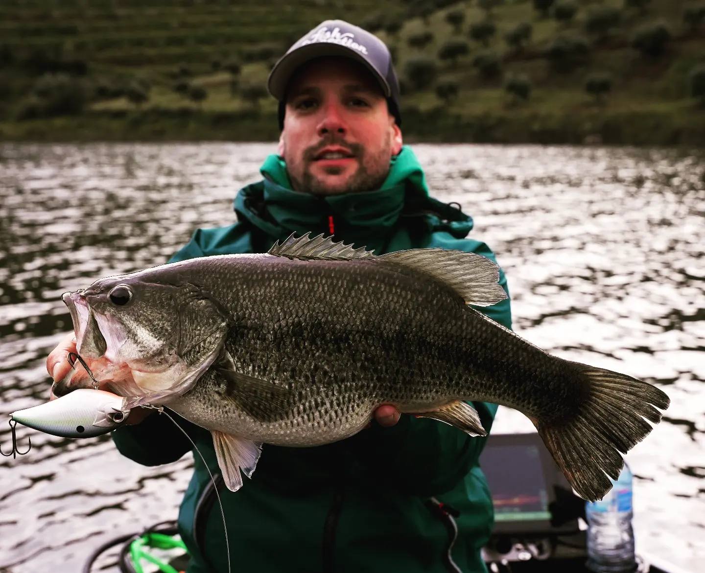 Record de France du black-bass : Découvrez le plus gros black-bass de ...